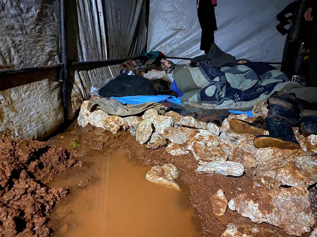 Pasrah, pelarian Syria bermalam dalam khemah yang basah, dan bertilam ...
